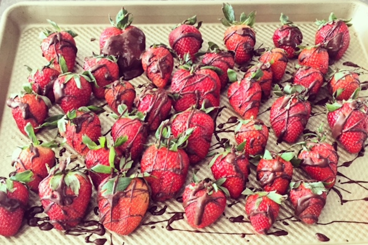 Chocolate Drizzled Strawberries - A Simple, Healthy Dessert!